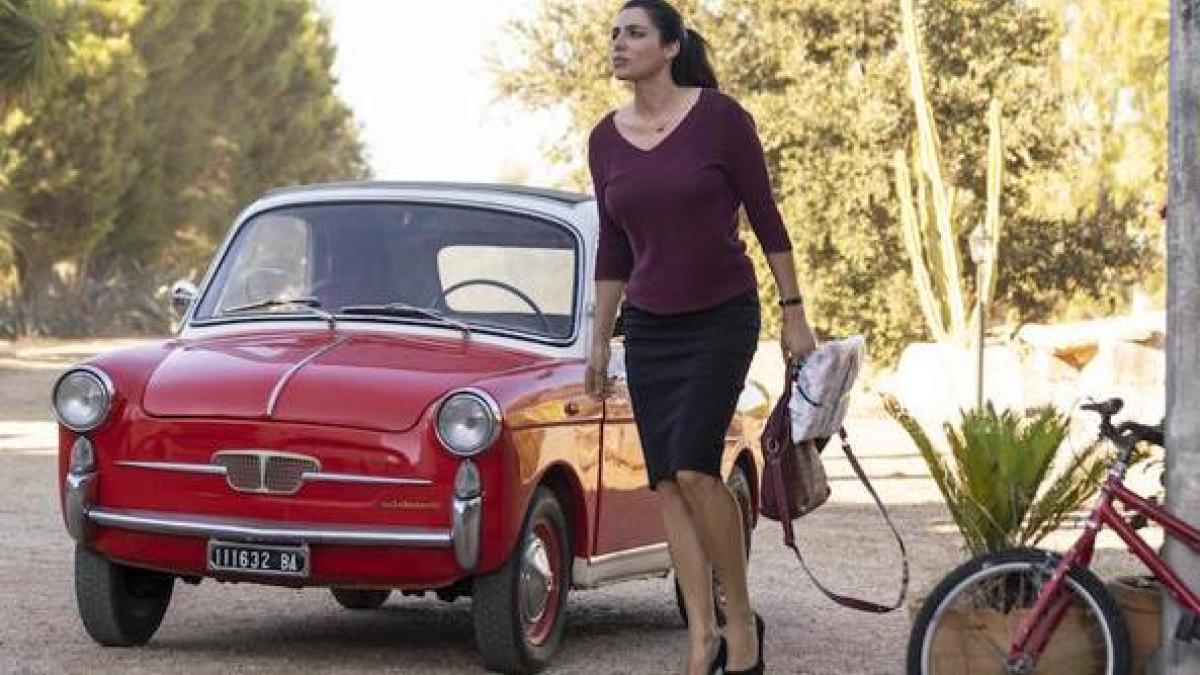 Lolita Lobosco, chioma fluente, tacco 12 e gambe in mostra: ecco il ...