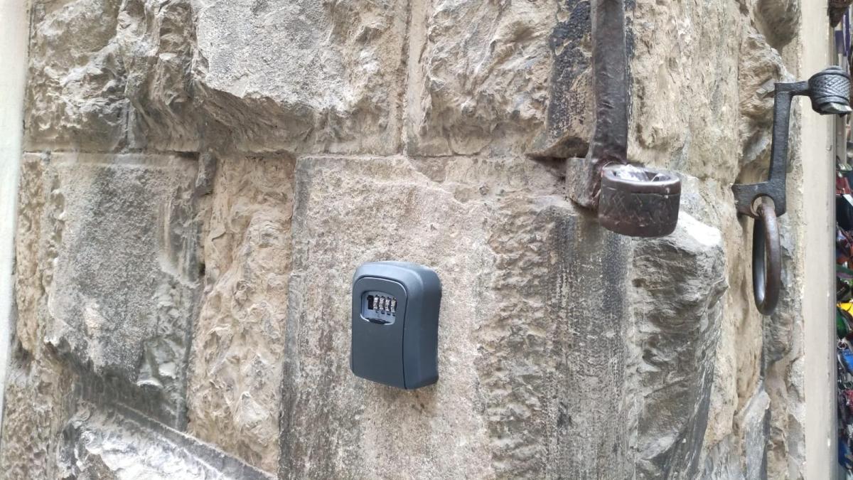 Firenze e la keybox per l'Airbnb nella colonna storica (e non si sa chi ce l’ha messa) | Corriere.it