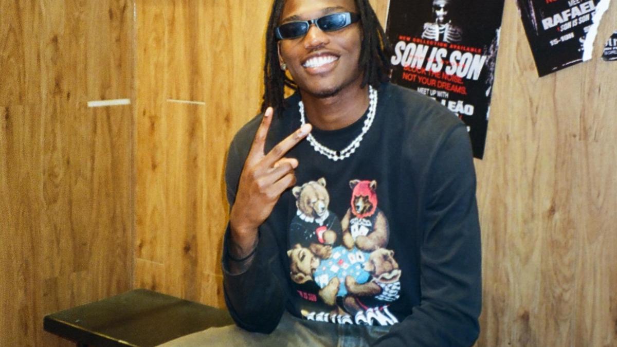 Rafael Leão e la moda: Milano in fila per incontrarlo al pop up store ...