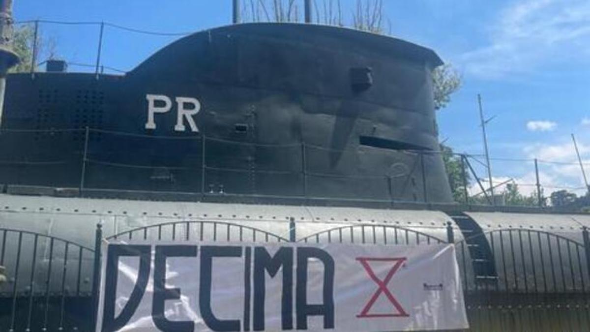 Torino, il movimento La Barriera appende uno striscione per la «Decima ...