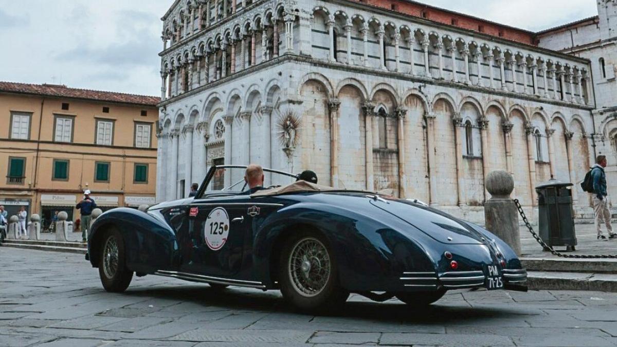 La Mille Miglia da Viareggio a Lucca: fan e turisti accolgono la ...