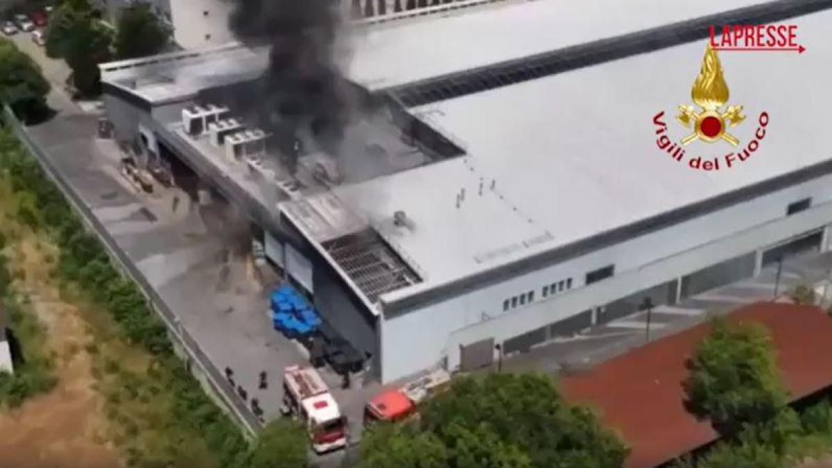 Incendio Esselunga Sesto Fiorentino: evacuato il centro commerciale. Il negozio resterà chiuso ...