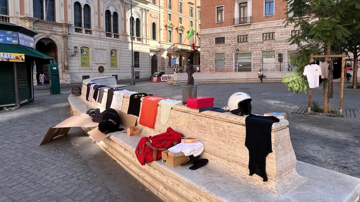 Piazza San Silvestro come un dormitorio: giaciglio con il cartone ...