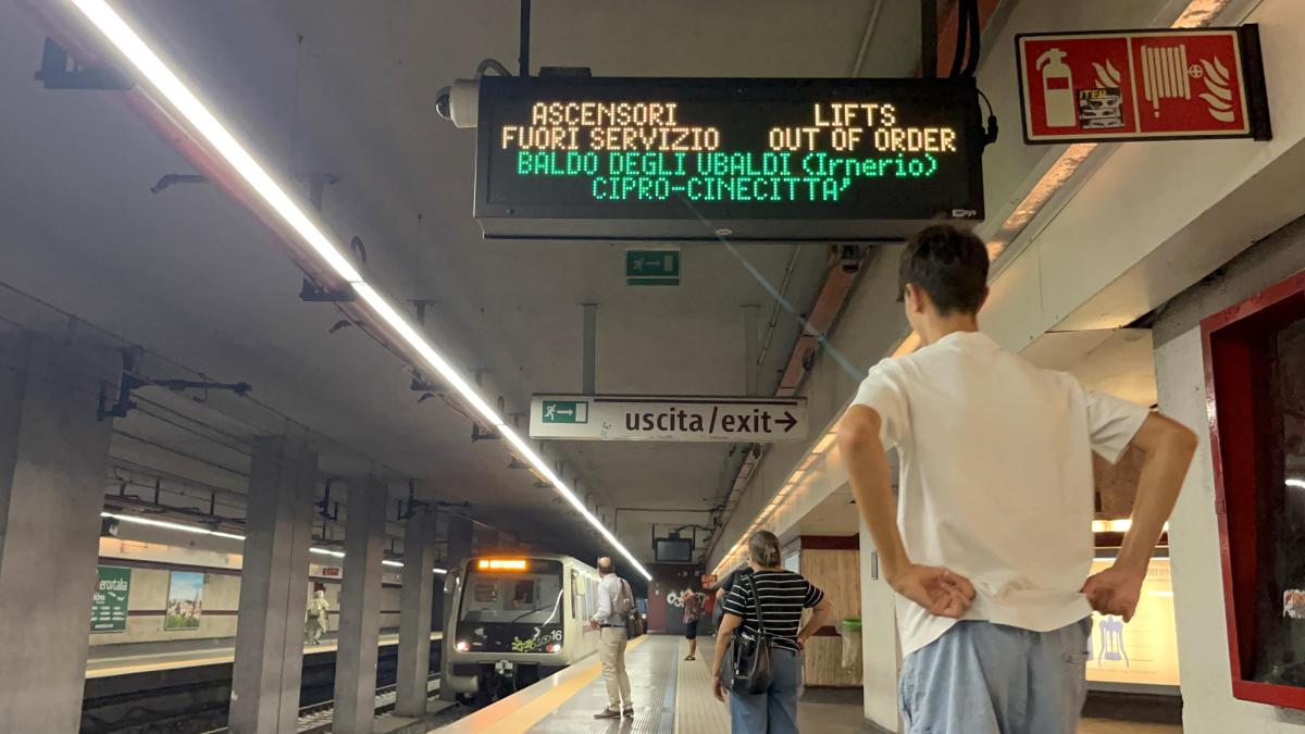 Roma, palpeggia turista russa sulla metro A, i militari in borghese lo ...