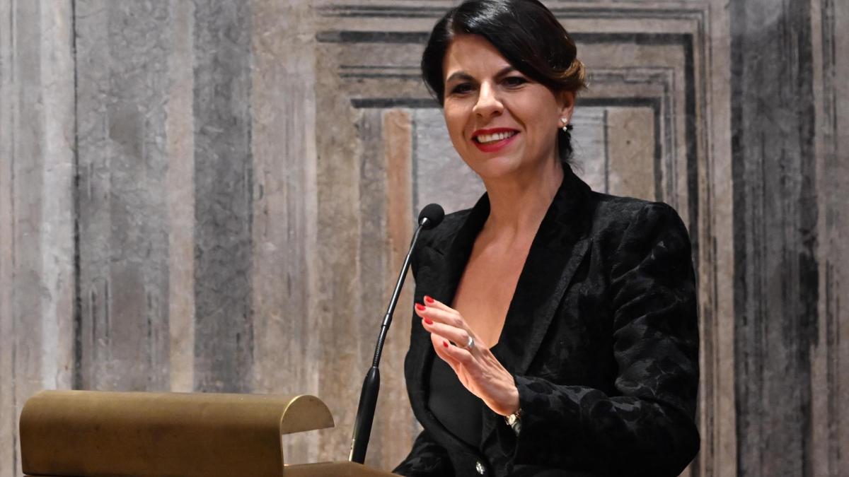 Chi è Geppi Cucciari, co-conduttrice a Sanremo 2025 | Corriere.it