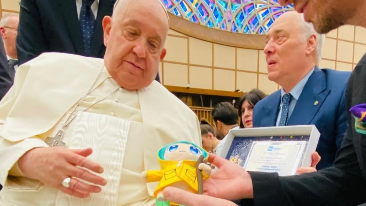 Giubileo, la mascotte Luce consegnata al Papa dall'autore Simone Legno ...