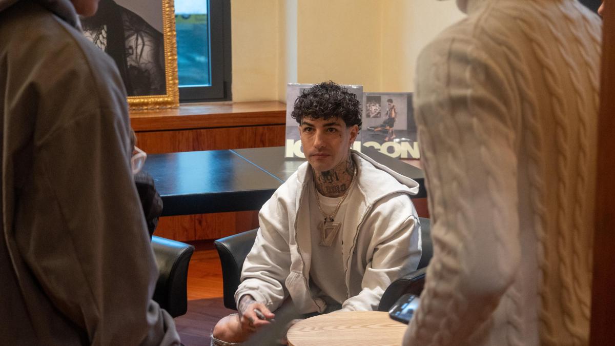 Tony Effe assediato dai fan a Roma: «Bambini, fate i bravi e studiate ...