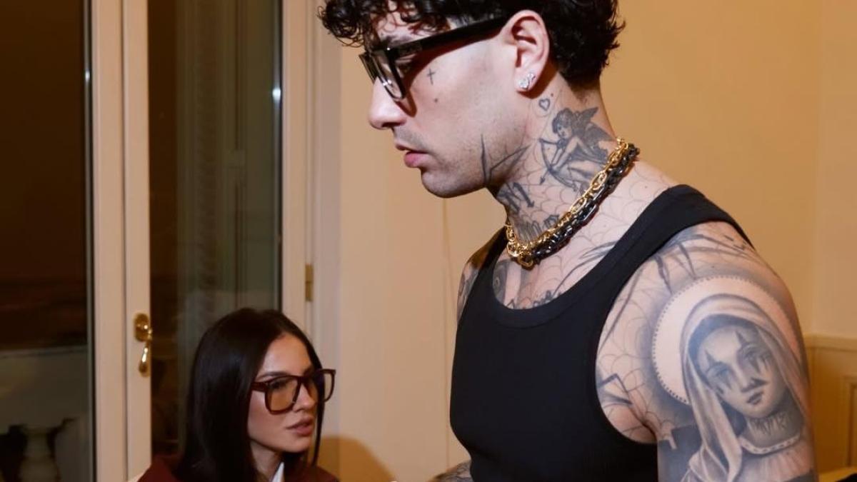 Tony Effe a Sanremo con Giulia De Lellis (e 4mila rose rosse ...