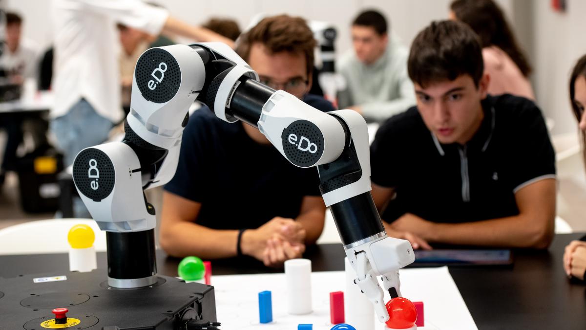 A scuola con i robot: la Ferrari regala un laboratorio speciale agli ...