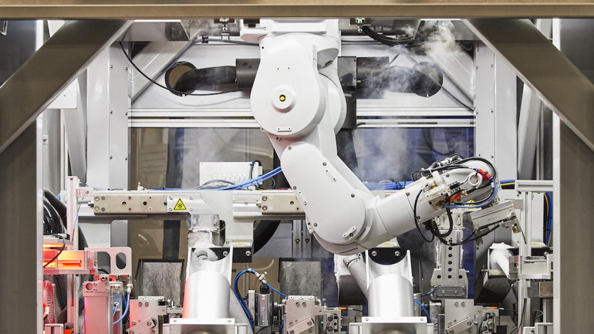 Daisy, il robot che smonta gli iPhone pezzo per pezzo per riciclarli ...
