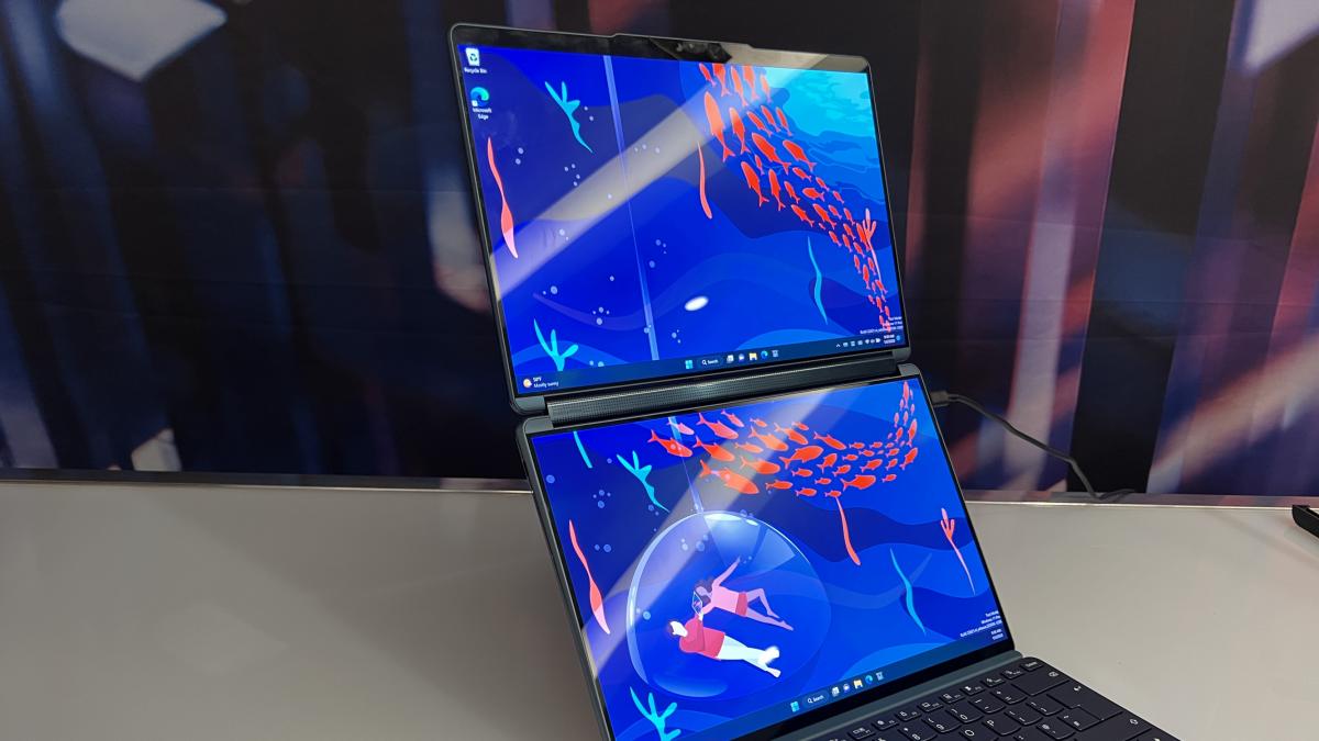 Il Pc con doppio schermo a quello che contiene fondi di caffè: i ...