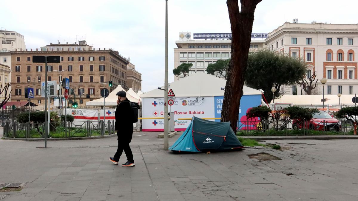 Stazione Termini, tendopoli da Castro Pretorio a piazza dei Cinquecento ...