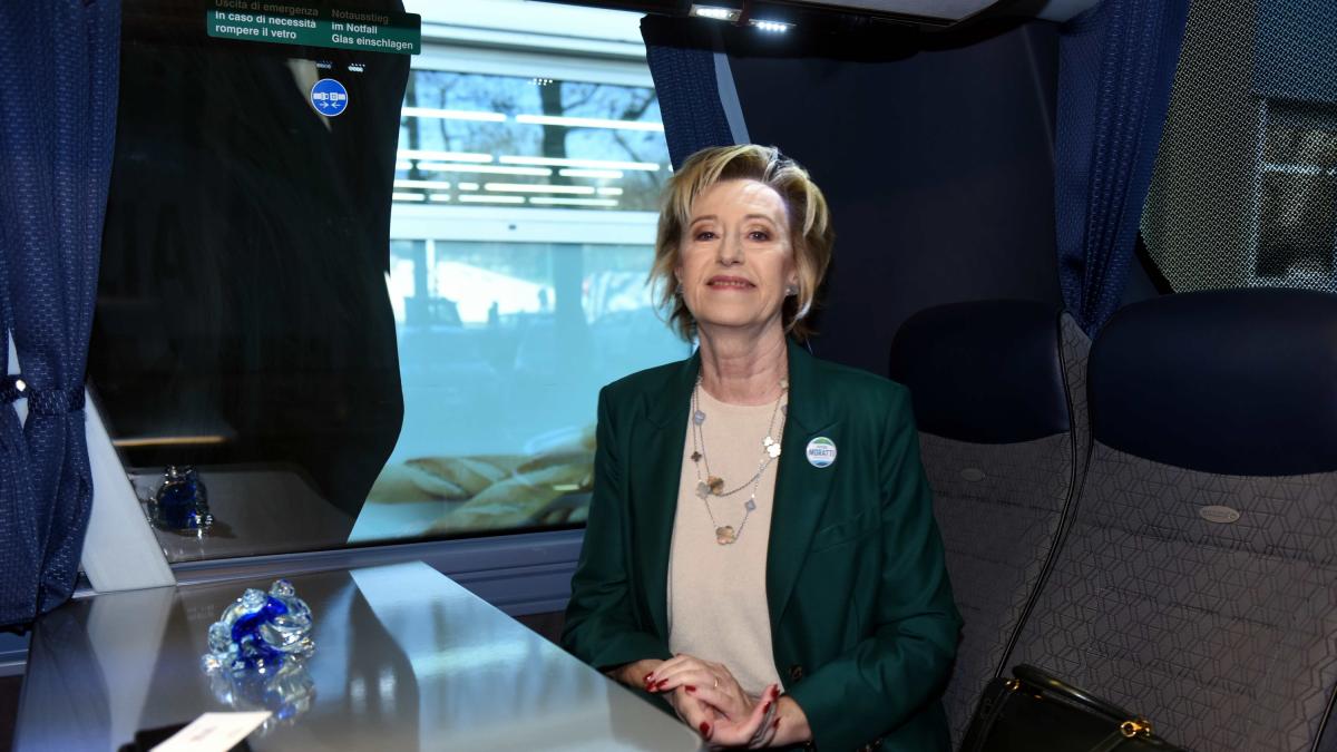 Regionali, Letizia Moratti (con la mascotte Gilda) in viaggio tra le ...