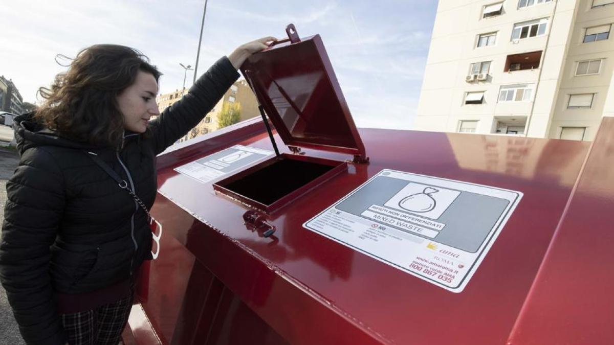 Rifiuti, ecco i nuovi cassonetti «intelligenti» che compattano e ...