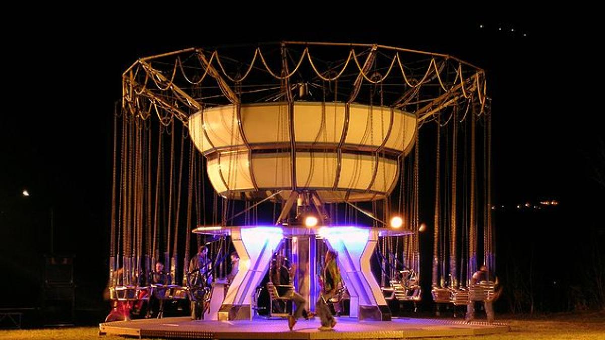 Milano, cede il palo di una giostra al luna park: feriti due ragazzini di 15 anni | Corriere.it