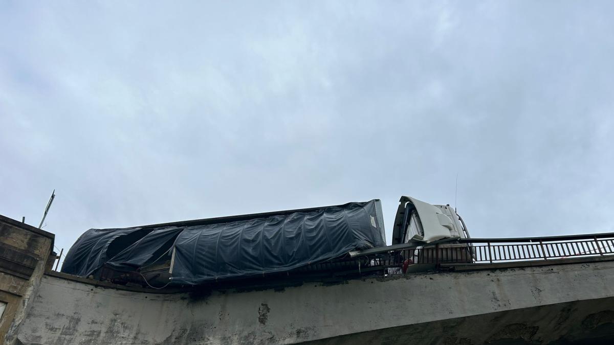 Firenze, Ponte alla Vittoria: le foto del tir in bilico sull'Arno ...