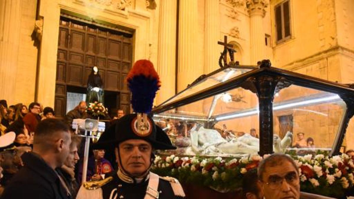 A Lecce la processione Venerdì santo della Confraternita di Gesù ...