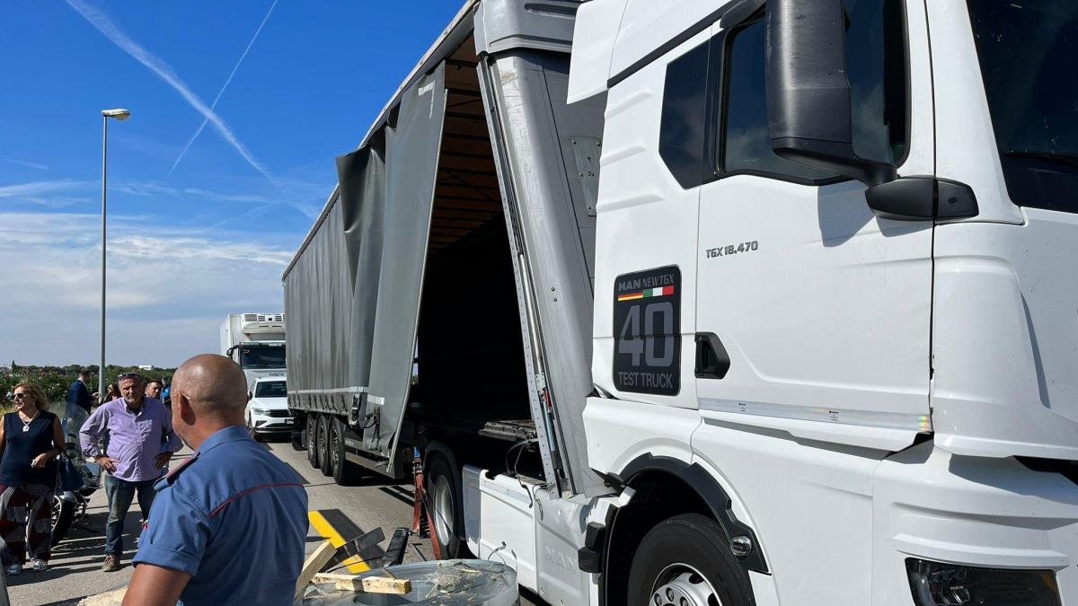 Tir perde il carico all’altezza di Cozze: statale 16 bloccata in ...