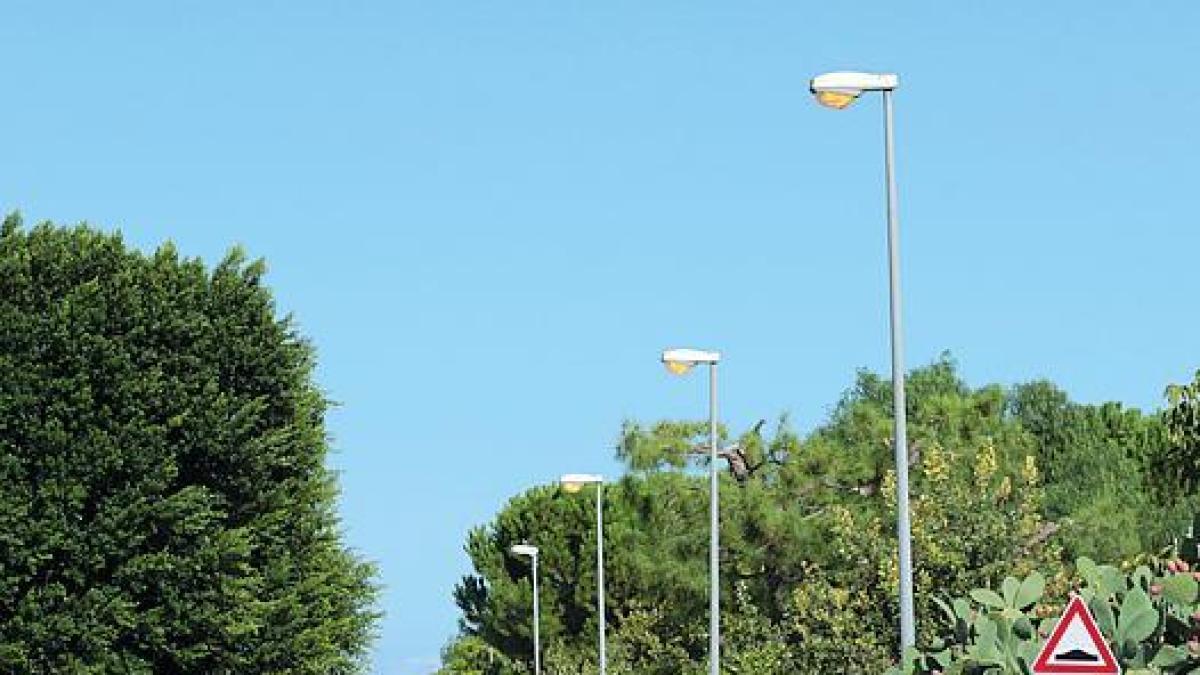 Bari, luci spente sul lungomare ma accese di giorno in corso De Gasperi ...