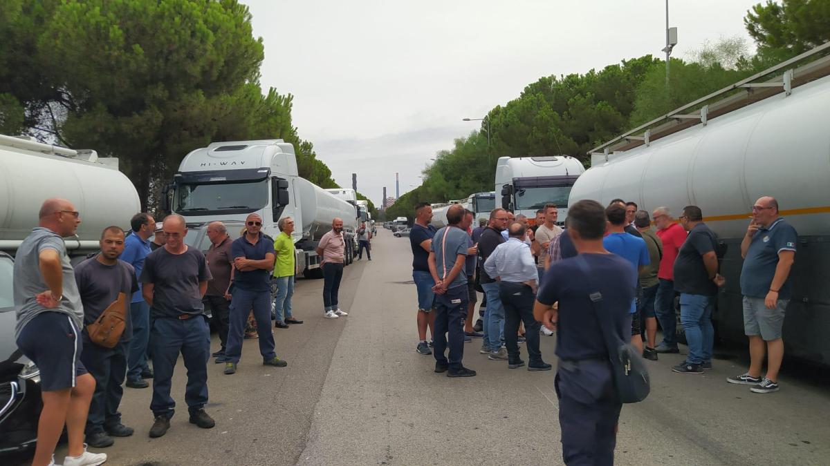 Taranto, con lo sciopero dei tir dell’Eni scarseggia la benzina in ...