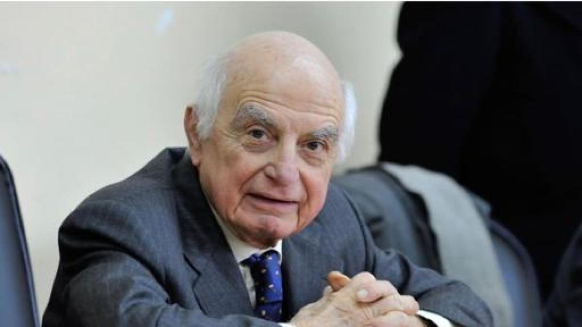 «Antonio Lubrano fa 90!», nel Casertano affissi manifesti di auguri ...