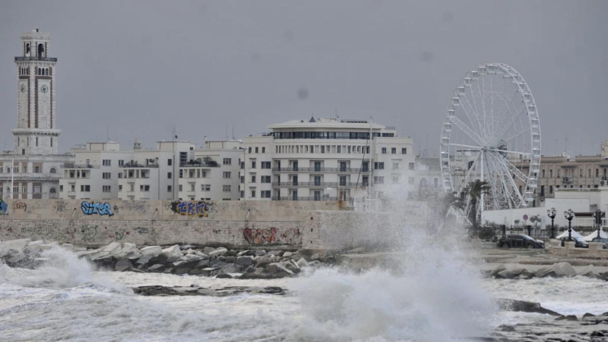 Maltempo a Bari, fermi traghetti in partenza, cade qualche fioccodi ...