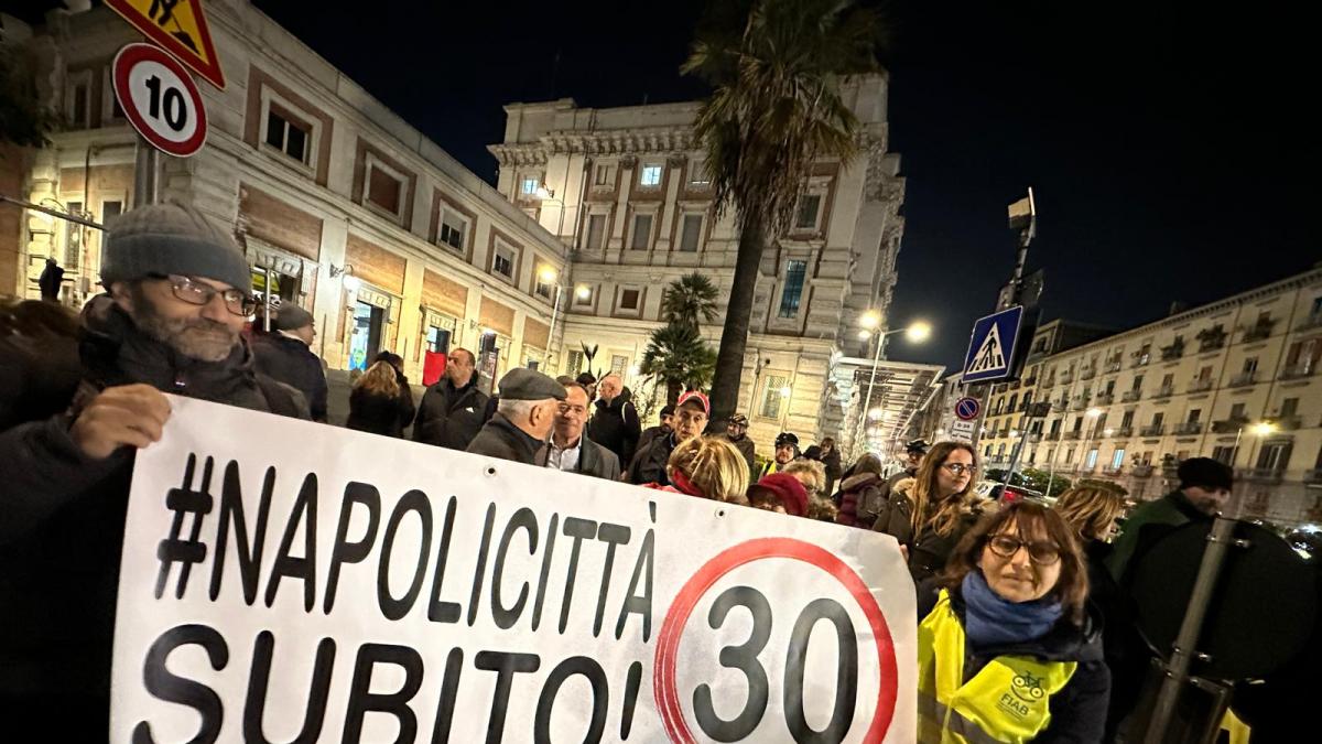 A Mergellina strisce pedonali umane: stop agli investimenti | Corriere.it