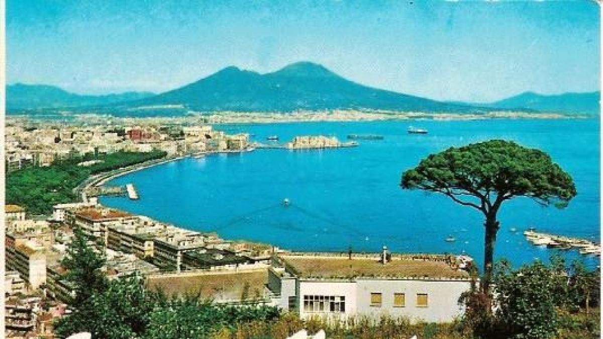 Posillipo, addio ai pini marittimi | Corriere.it