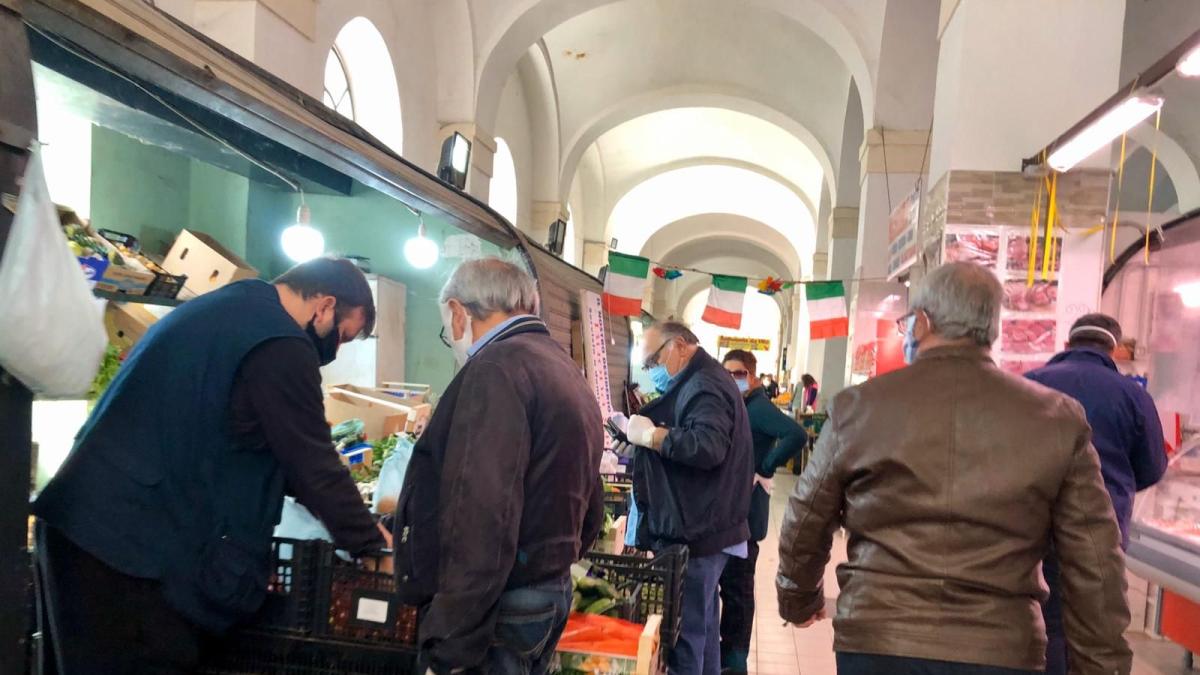 Bari, mercato coperto di via NicolaiAssembramenti e spazi sudici ...