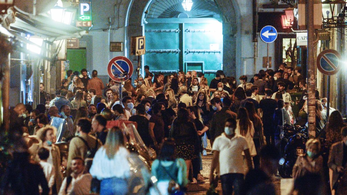 Covid, De Luca stoppa feste e movida: «Pronto a chiudere tutto». E ...