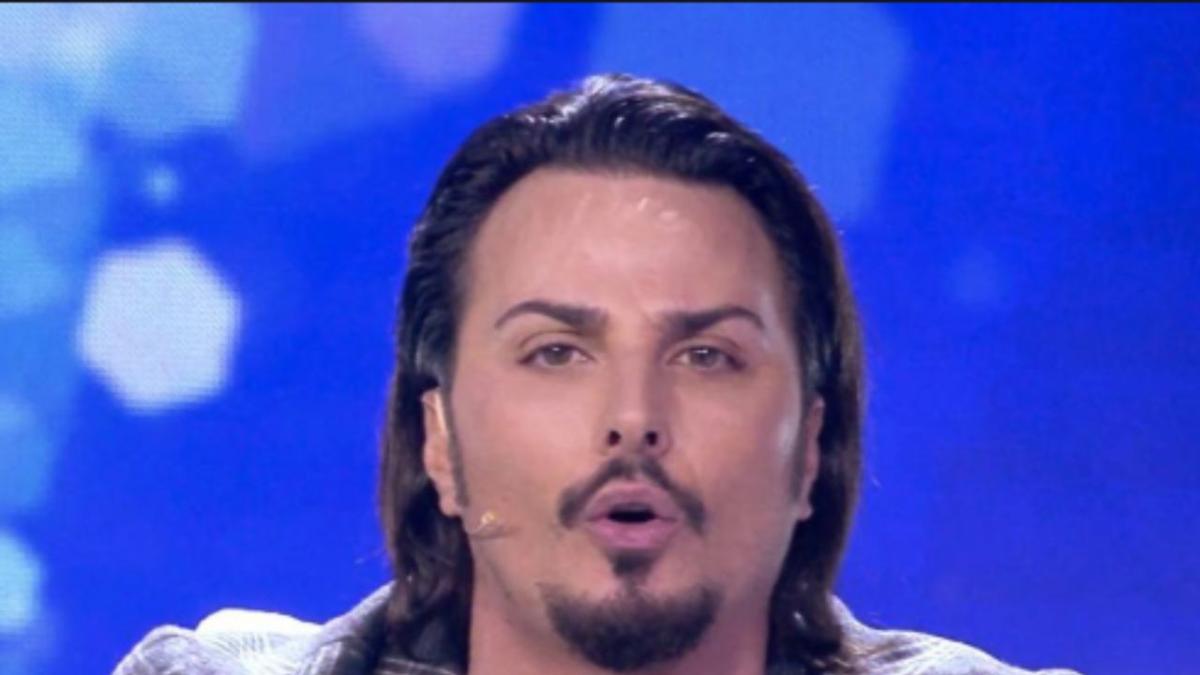 Tony Colombo, «festa abusiva a Forcella»: denuncia in Procura del ...