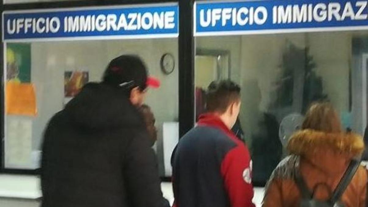 Napoli, poliziotti corrotti garantivano permessi di soggiorno illegali ...