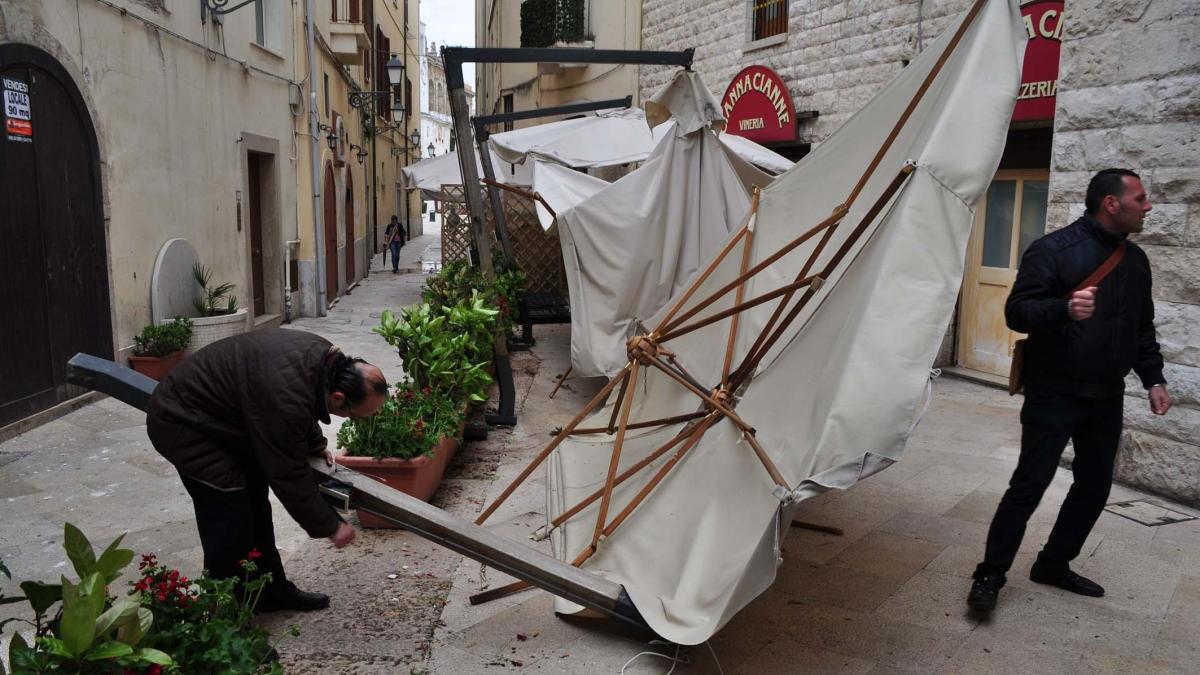 Previsto forte vento, Napoli Pozzuoli e Benevento chiudono le scuole ...