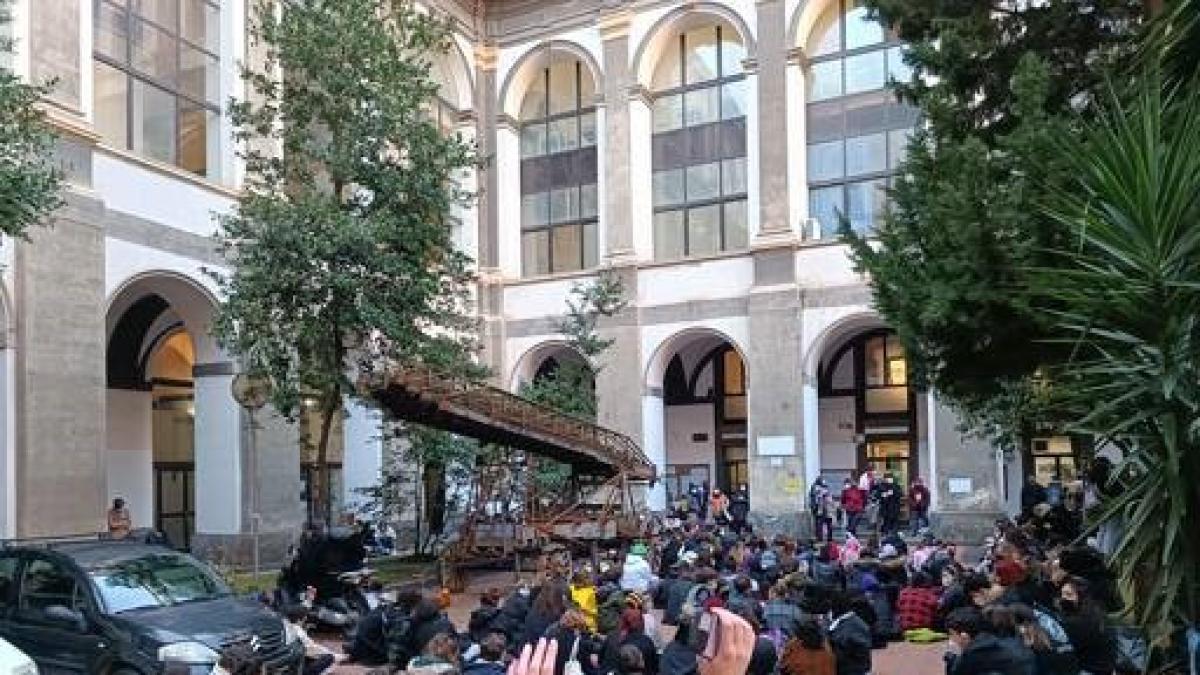 Napoli, nuovo blitz dei Nas nelle scuole: chiuse le buvette al Serra ...