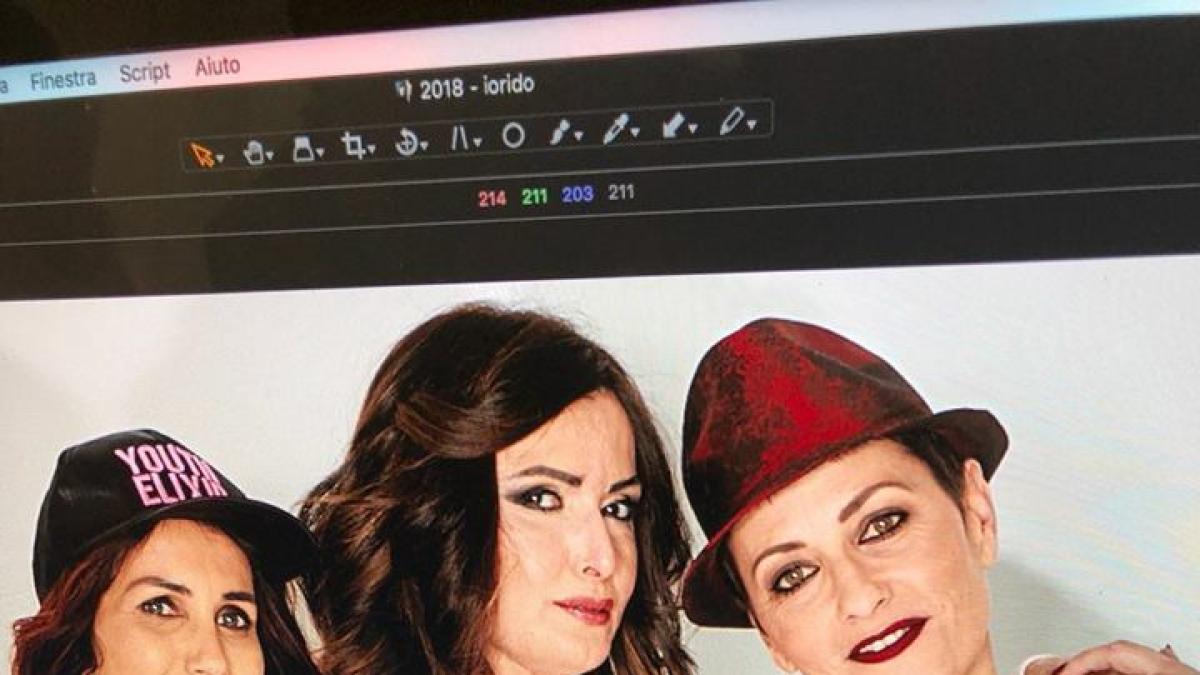 Il suo ex le diede fuoco, oggi Carla Caiazzo posa da modella: «Io rido ...