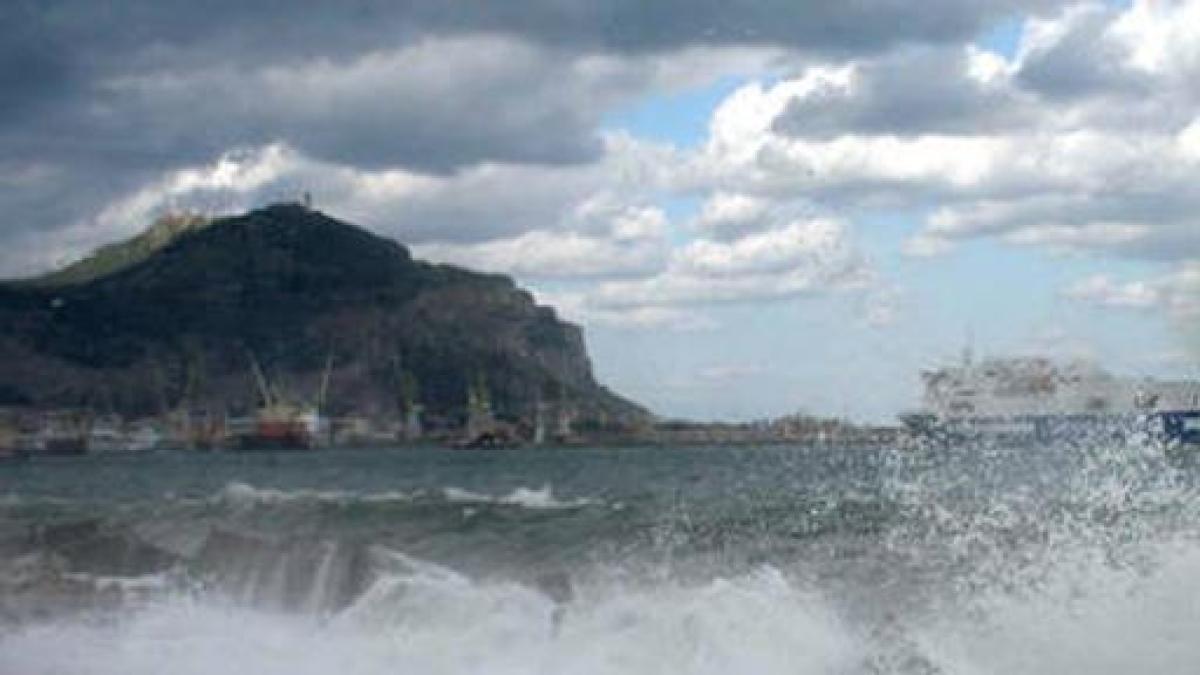 Vento forza 8, stop ai collegamenti nel Golfo di Napoli | Corriere.it