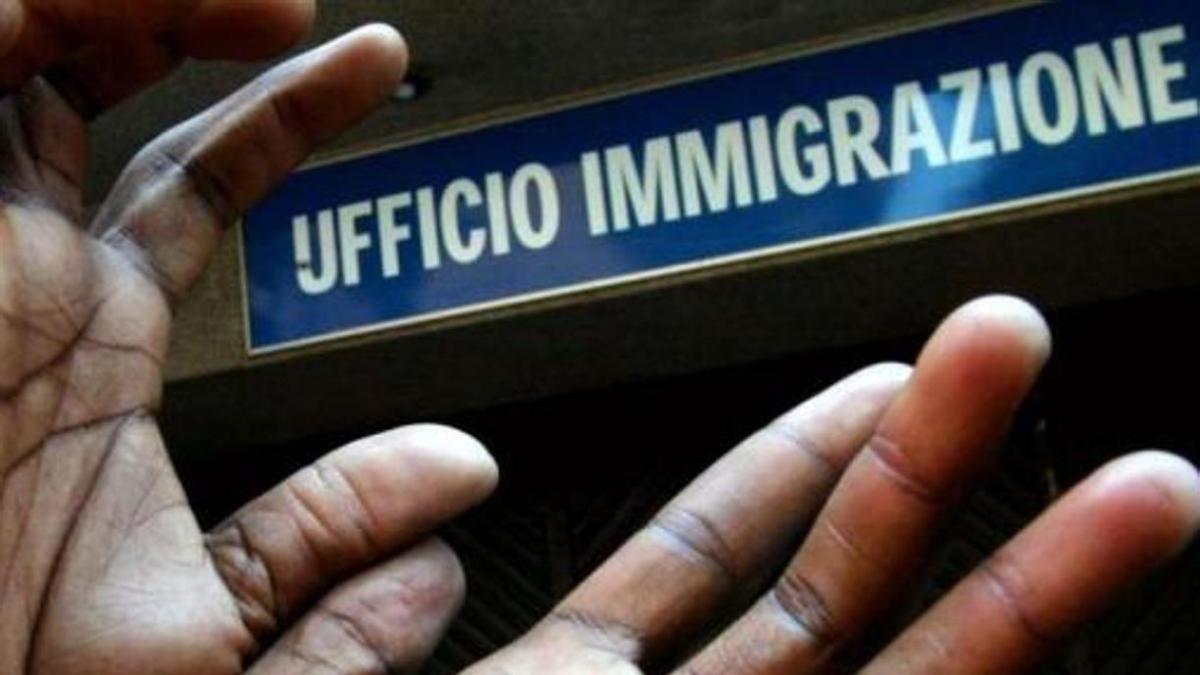 Finti Contratti Di Lavoro Agli Stranieri Per Vendere Permessi Di