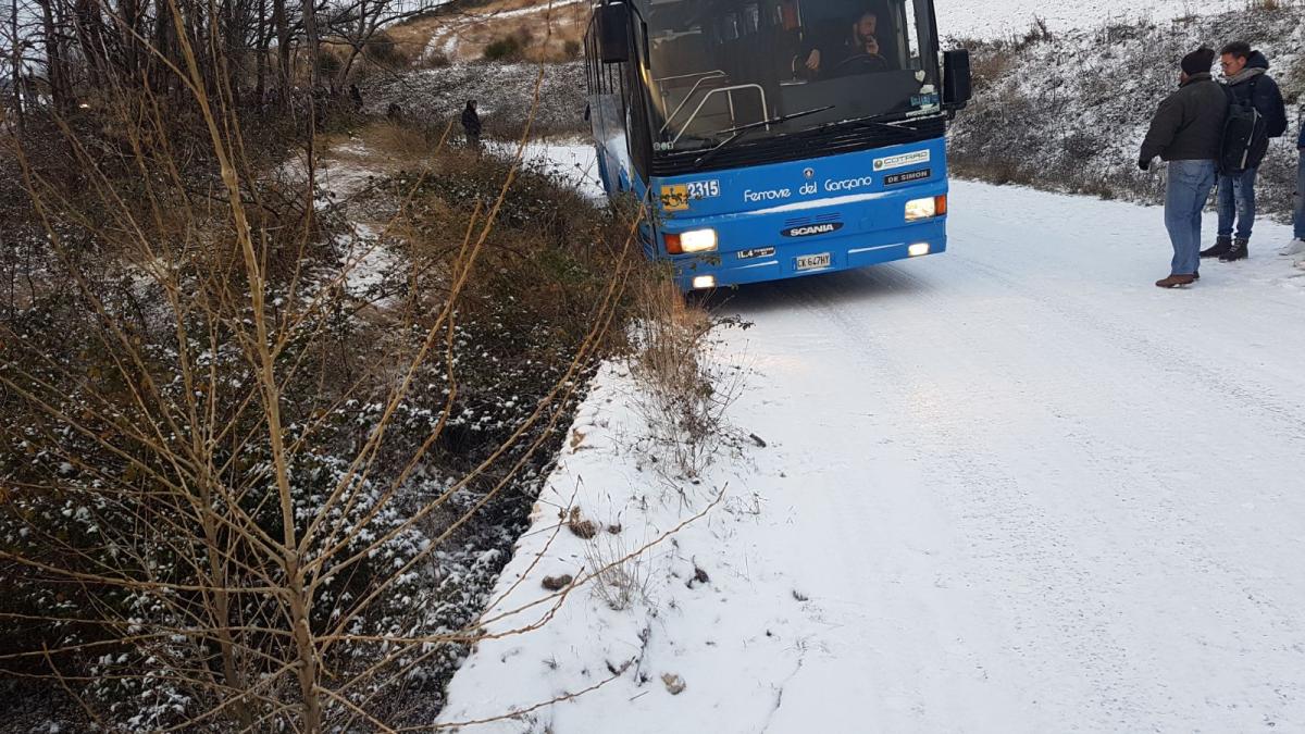 Strada innevata in direzione Lucera Sbanda il bus con gli studenti a ...