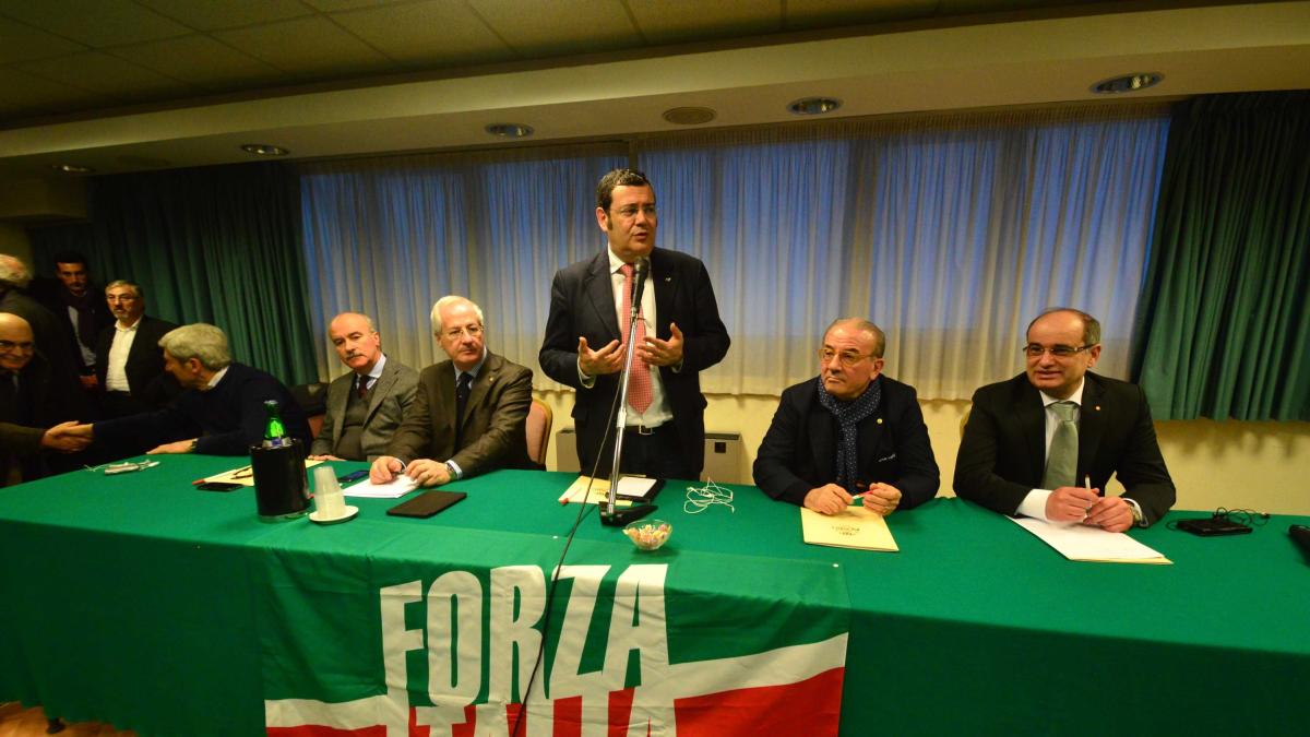 Centrodestra, si cerca l’accordo I fittiani: «15 in lista e niente veti ...