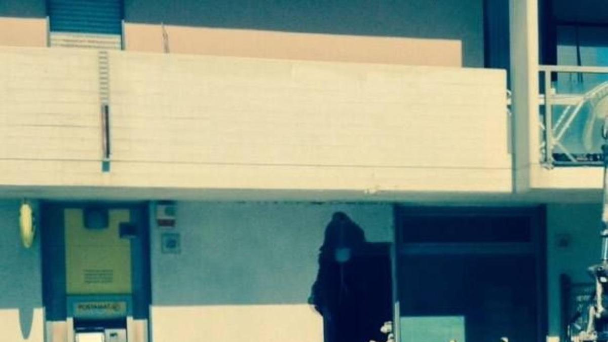 Muro sfondato per rapinare le Poste | Corriere.it