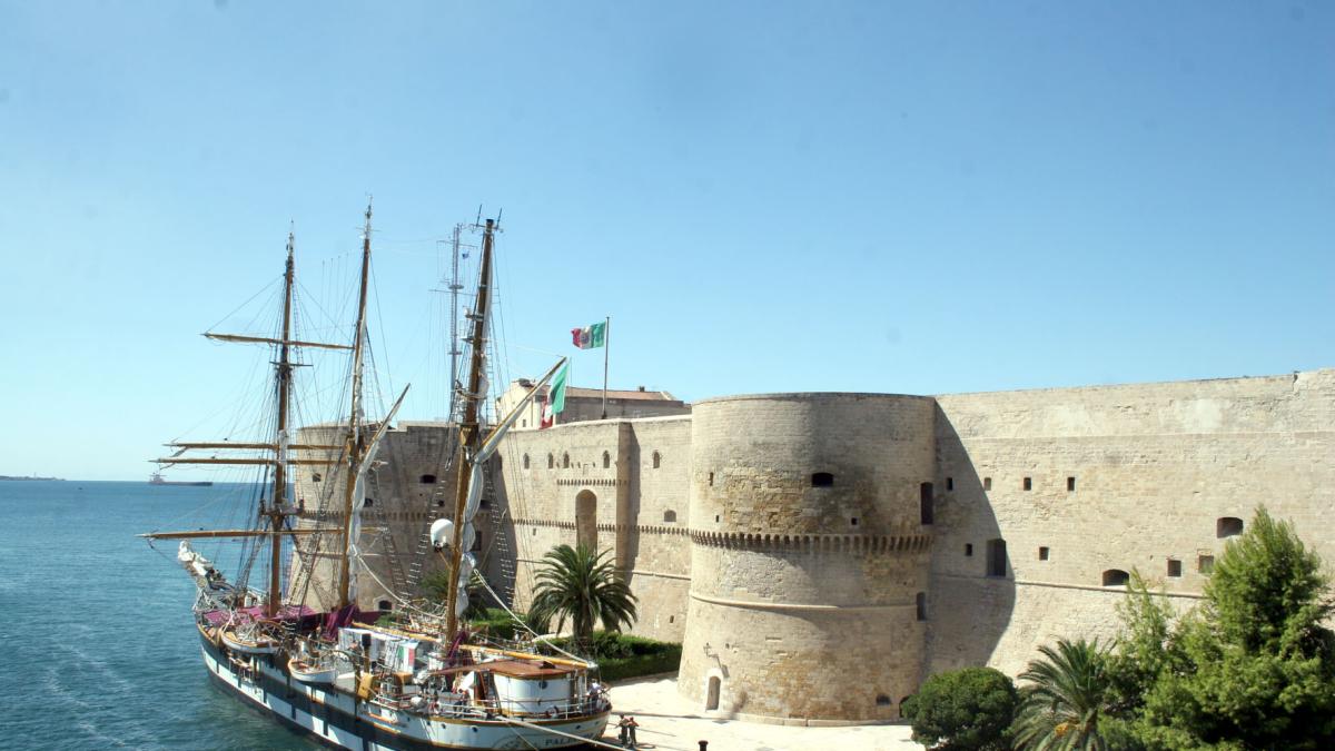 Taranto, sotto il Castello spunta un triglifo del tempio di Poseidone ...