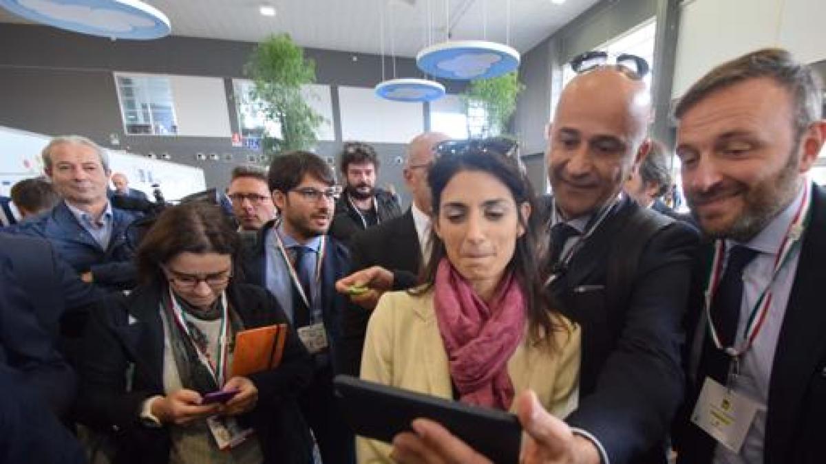 A caccia di selfie con Raggicol ribelle Pizzarotti ex 5 Stelle e l ...