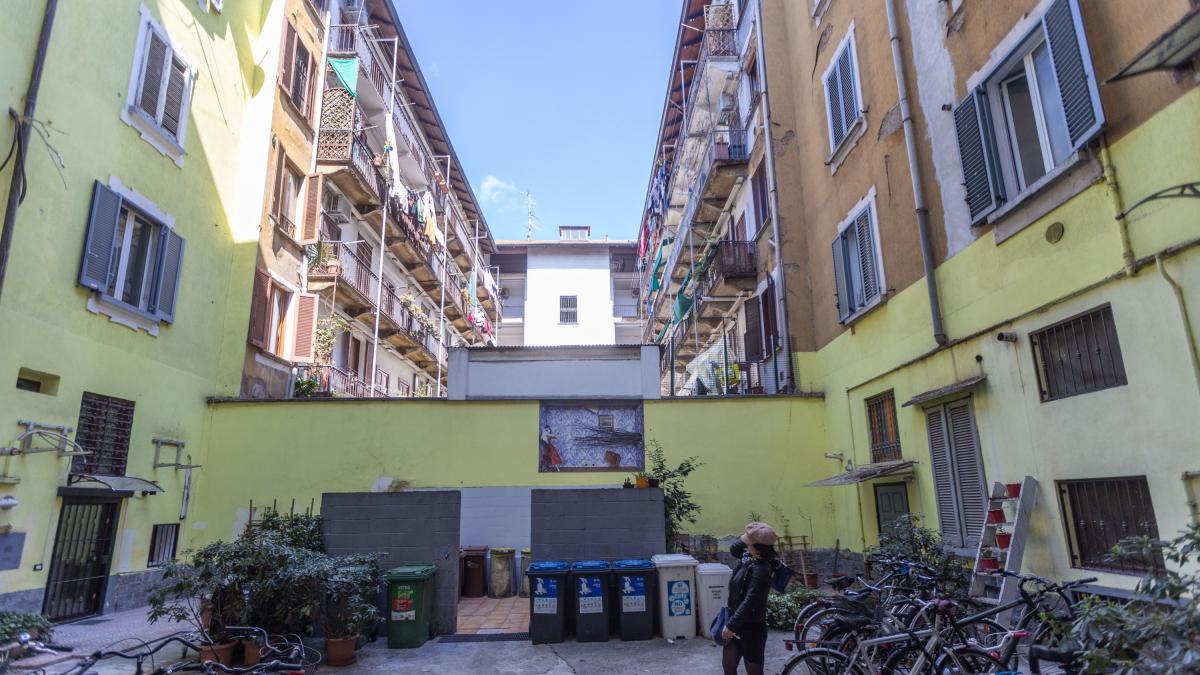 Milano, viaggio nella «casbah» di via Crespi 10: case da incubo ...