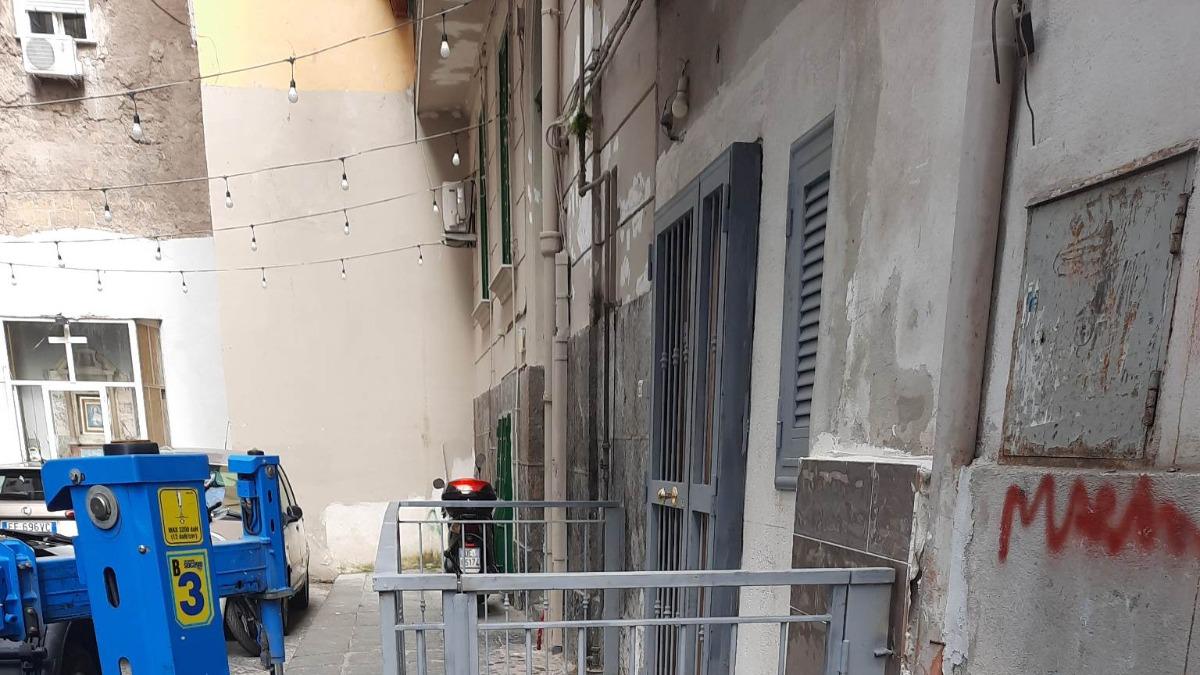 Napoli, «a Forcella occupato pezzo di strada per realizzare il balcone ...