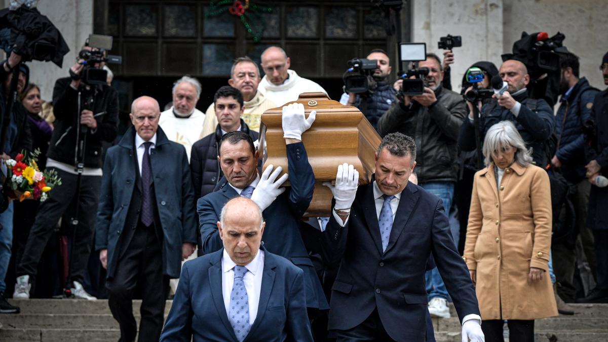 Alessandro Parini, in centinaia ai funerali all'Eur dell'avvocato ...
