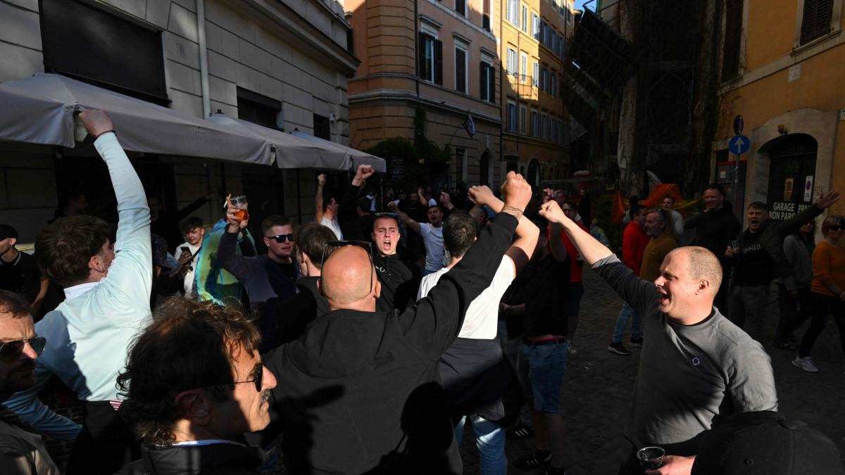 Lazio-Feyenoord all'Olimpico, gruppi di ultrà olandesi in giro per Roma ...