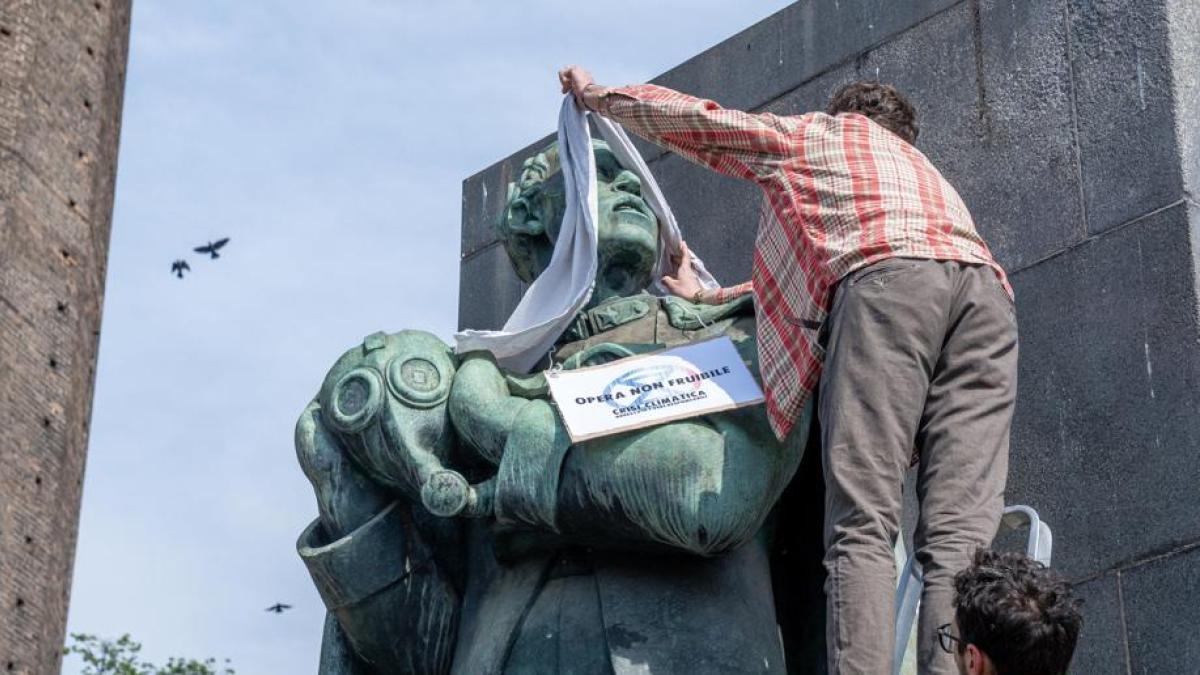 Giornata della Terra a Torino, statue bendate in città in solidarietà ...