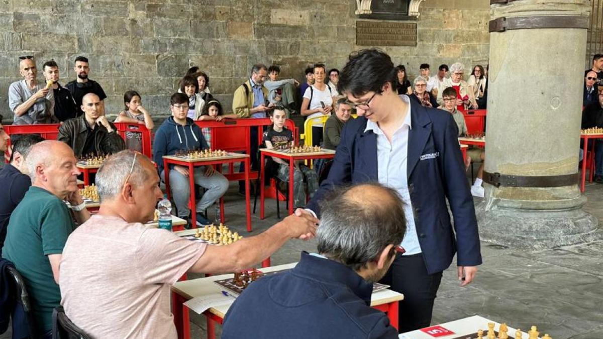 Marina Brunello gioca a scacchi da sola contro 30. «Sono da insegnare a ...