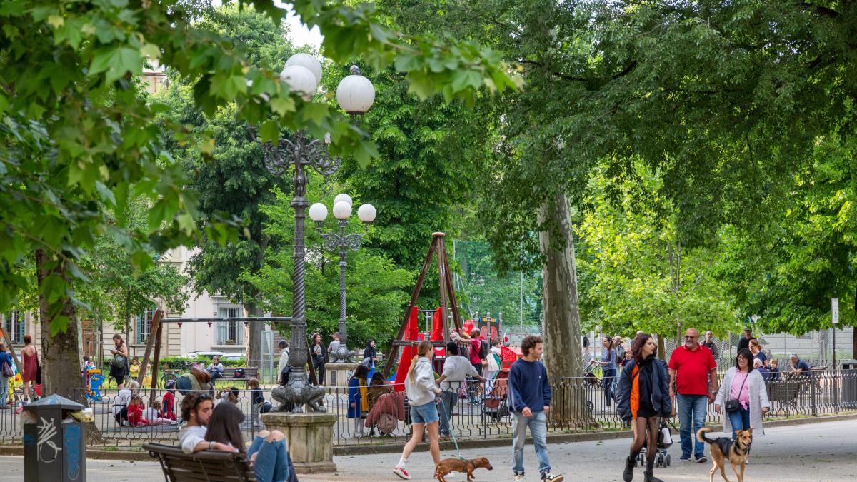 Firenze, furti e minacce dalla baby gang in piazza d’Azeglio: i ...