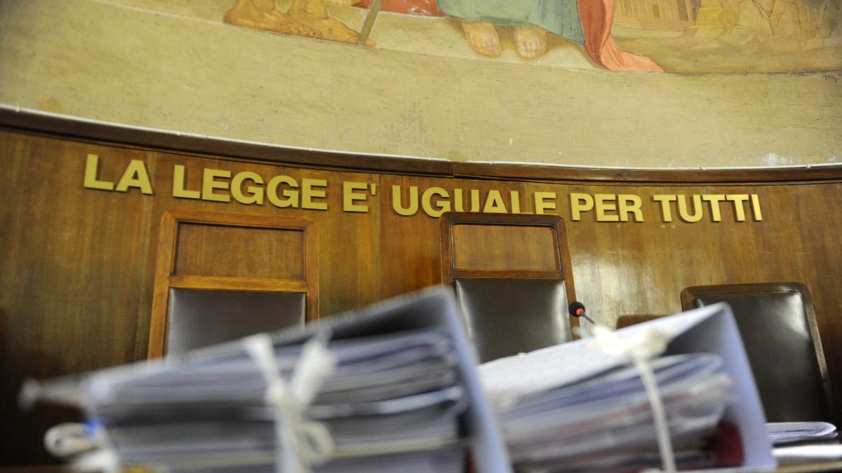 Reggio Emilia, padre abusa della figlia minorenne: condannato a 6 anni e 7 mesi | Corriere.it